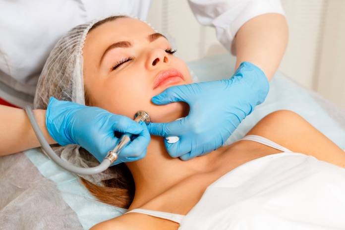 Dermabrasion » Ablauf, Anwendungsgebiete, Kosten